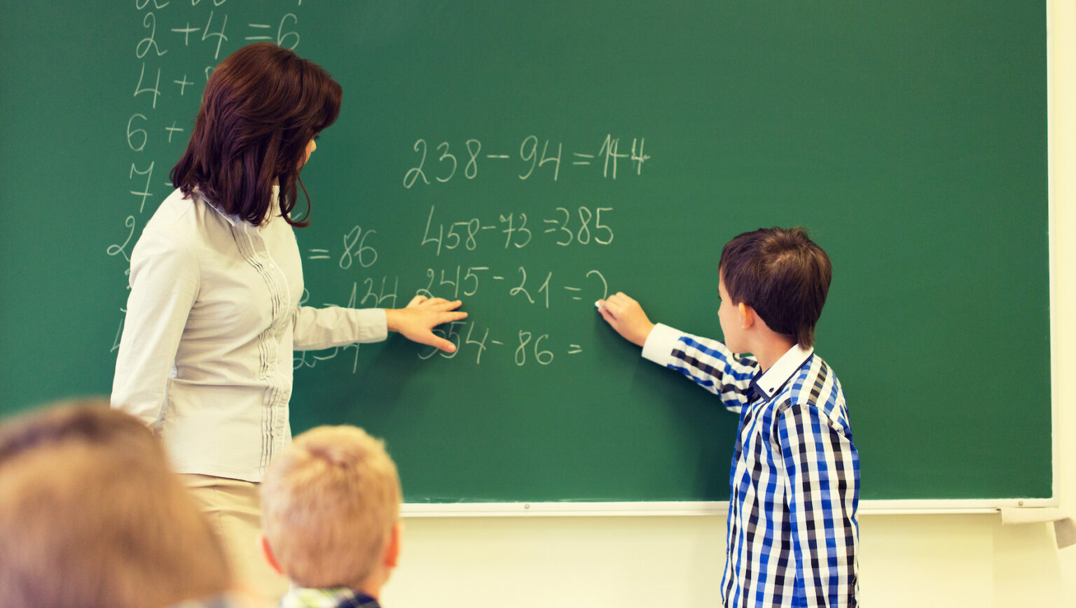 Milwaukee schools offer $1,000 bonus to licensed, retired teachers in ...