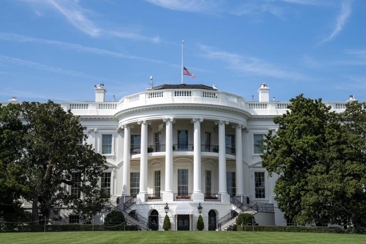 Vehicle crashes into White House barricades - The Lion
